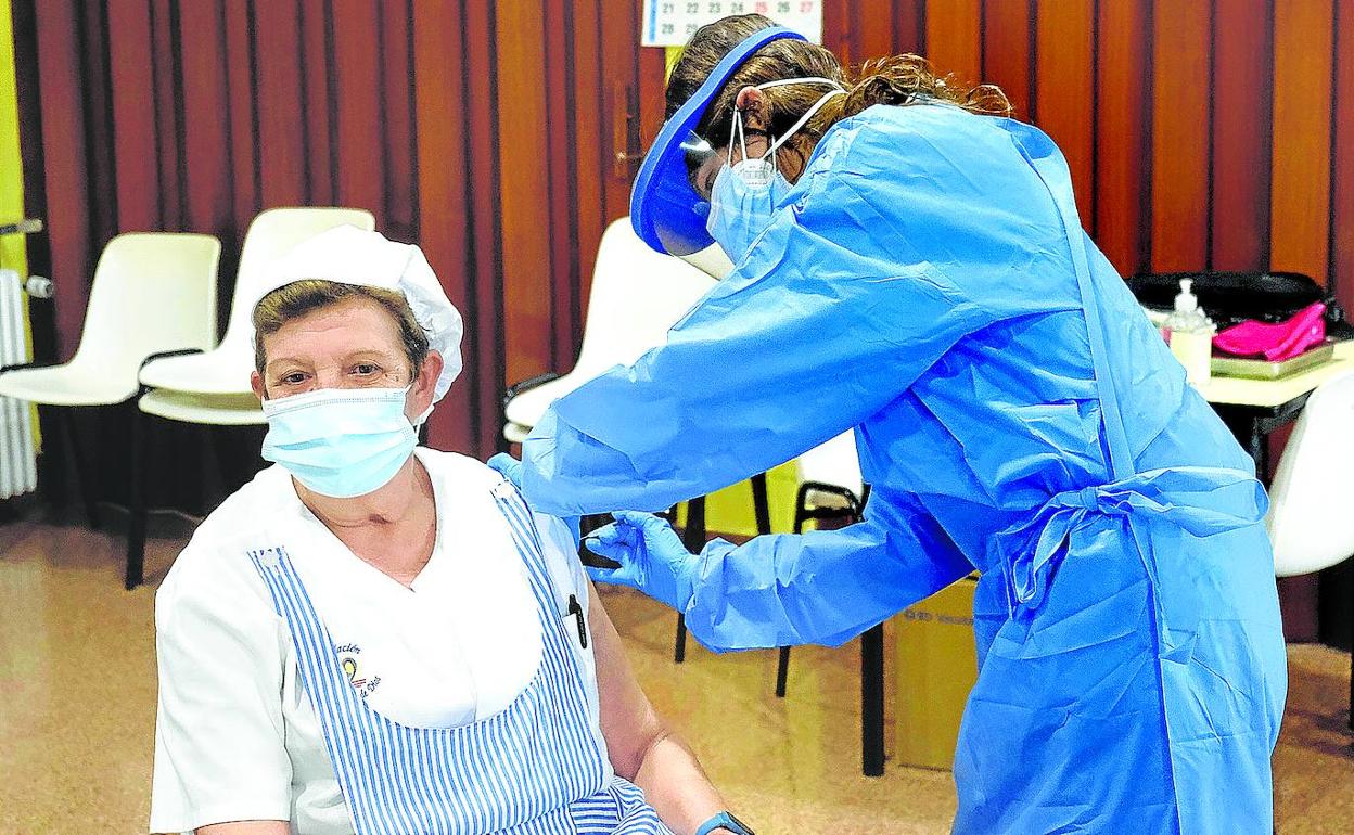 Salud suministrará la vacuna gripal y el refuerzo contra el Covid a los mayores | El Correo